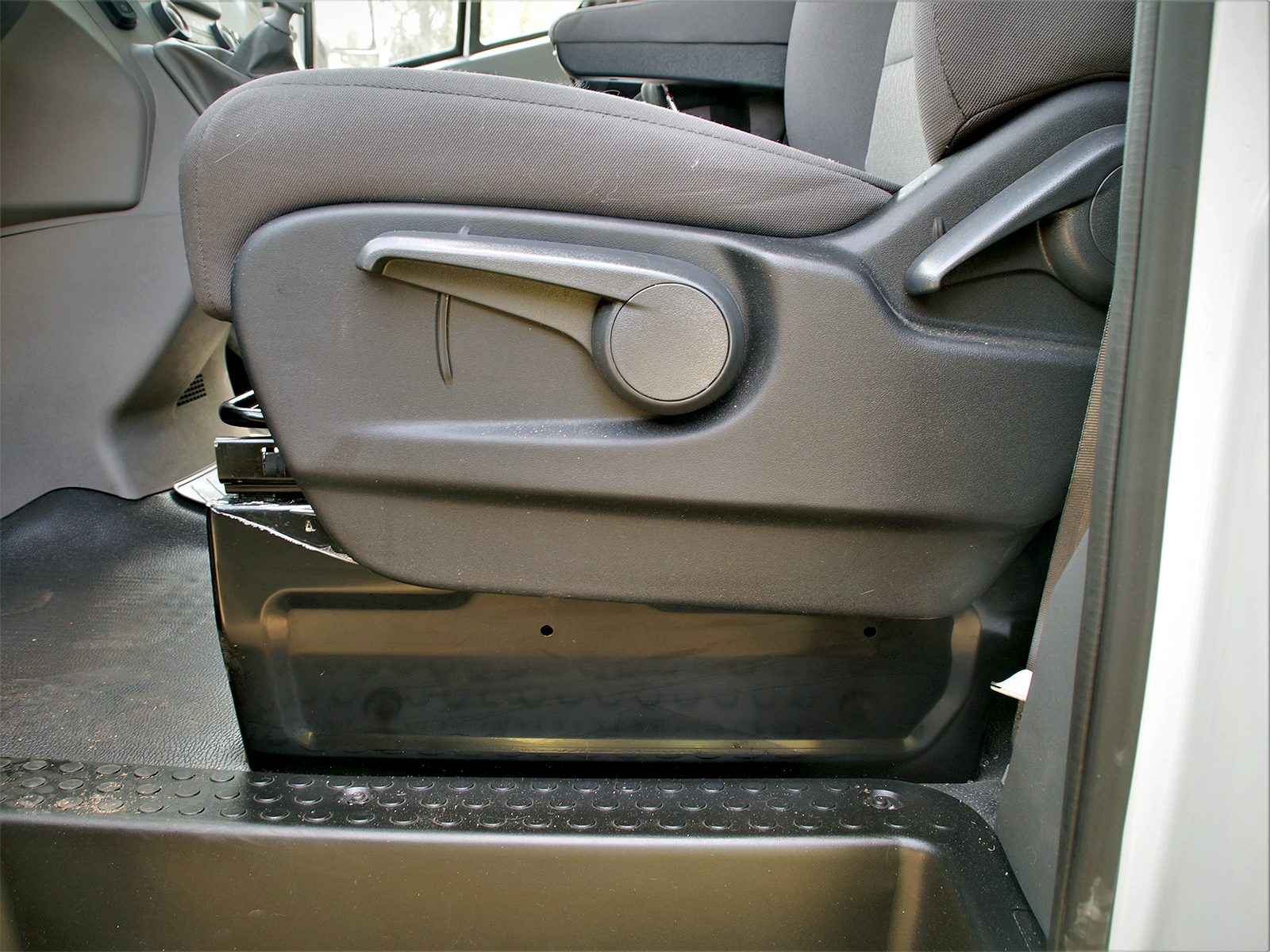 Фото Sollers Atlant Van - Водительское кресло регулируется по высоте. Под ним расположен какой ...