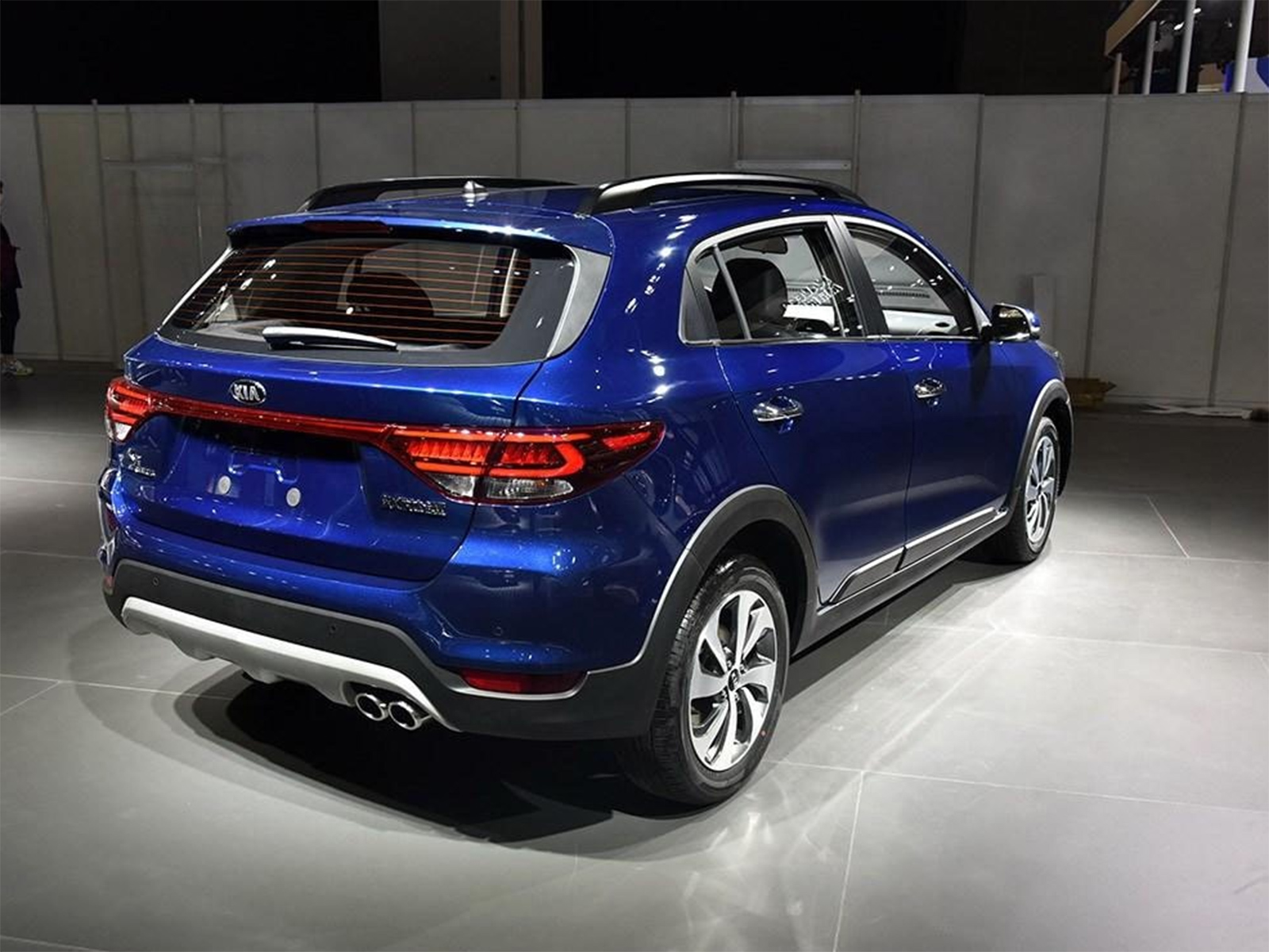 Фото KIA K2 Cross - Kia K2 Cross 2017 вид сзади сбоку