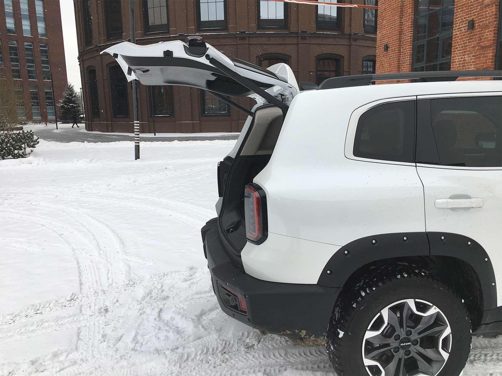 Фото Haval Dargo - Как у многих китайских машин, дверь багажника Dargo ...